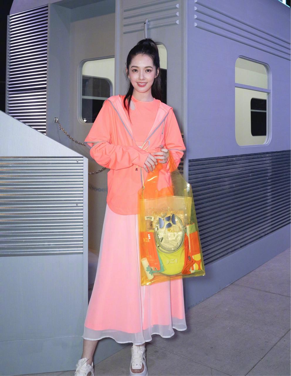 Guo Biting came back after childbirth, her complexion was ruddy ...