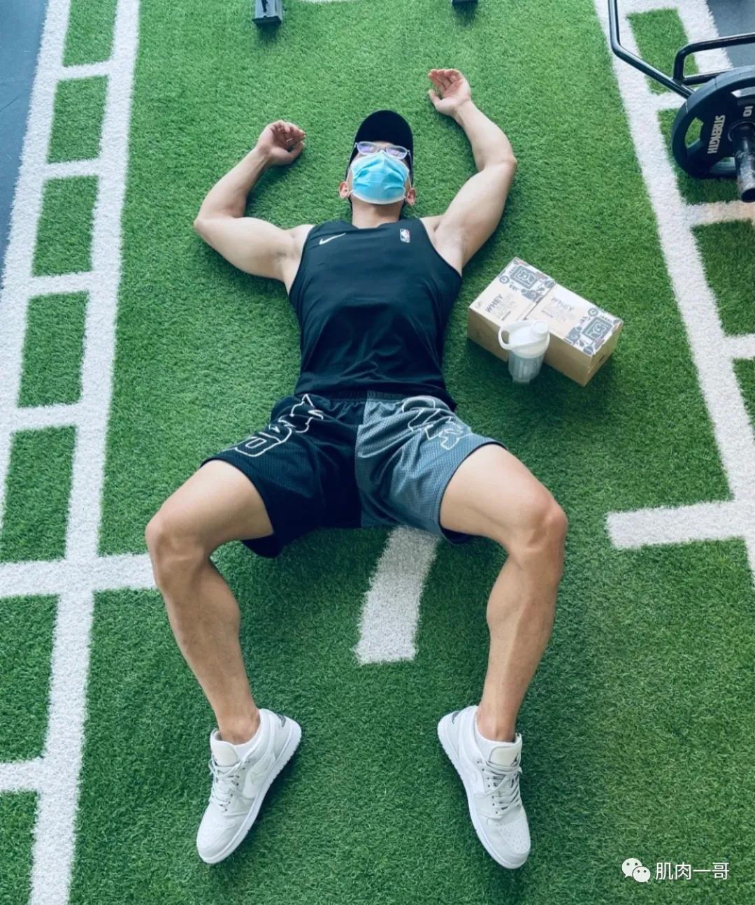 The 30-year-old big breasted fitness trainer took selfies and went ...