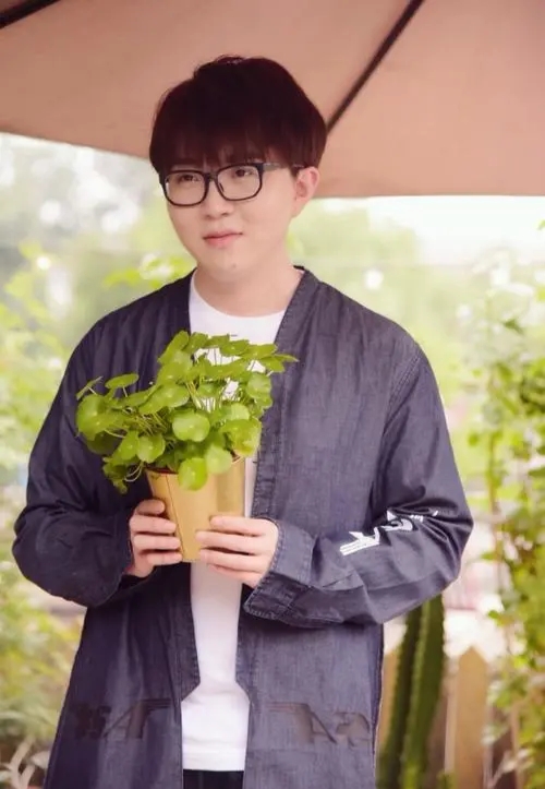 Is the celebrity guilty of smoking?Liu Yuning falls into smoking public ...