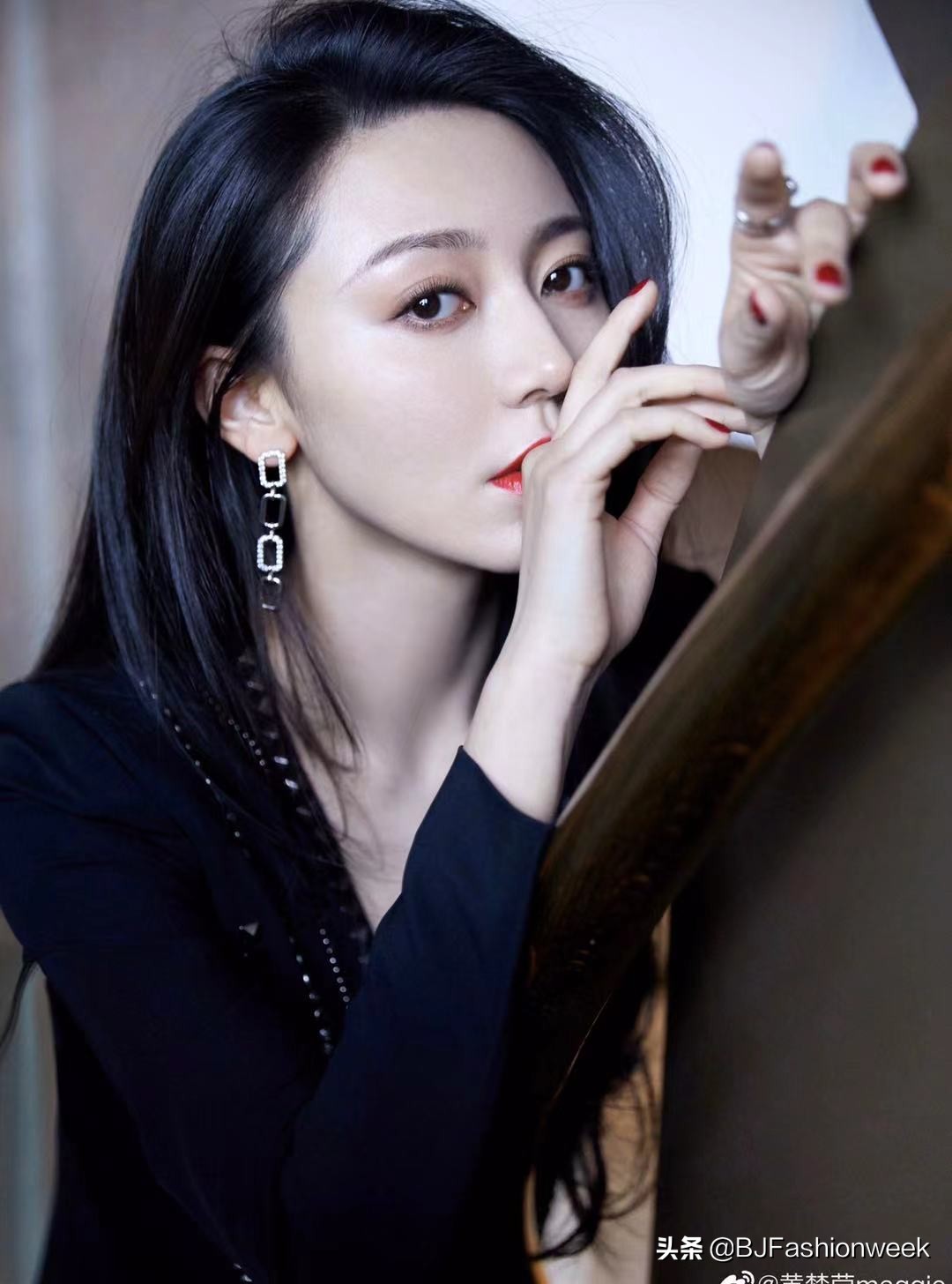 Huang Mengying wears a black dress with its own light, which is ...