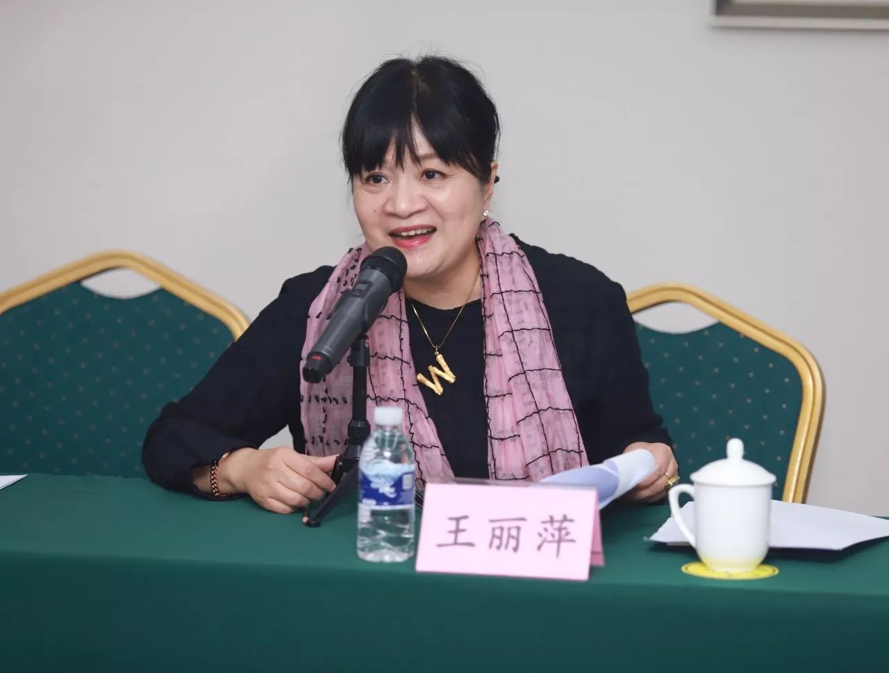 The beautiful screenwriter Wang Liping, who has been in uniform for 14 ...