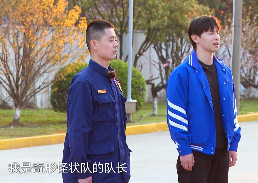 The firefighter introduced himself, Deng Lun laughed many times, and ...