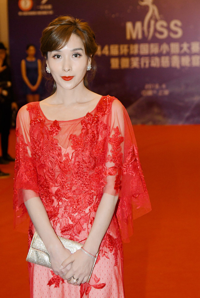 Yang Gongru is so beautiful in red, I can't tell that he is about to be ...