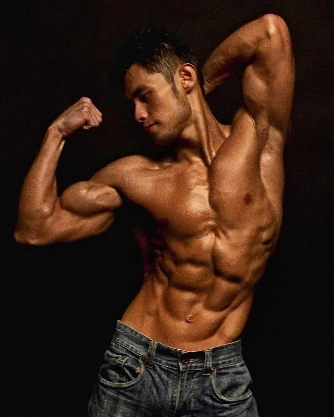 Muscle fitness internet celebrity, known as Dong Chou in the fitness ...