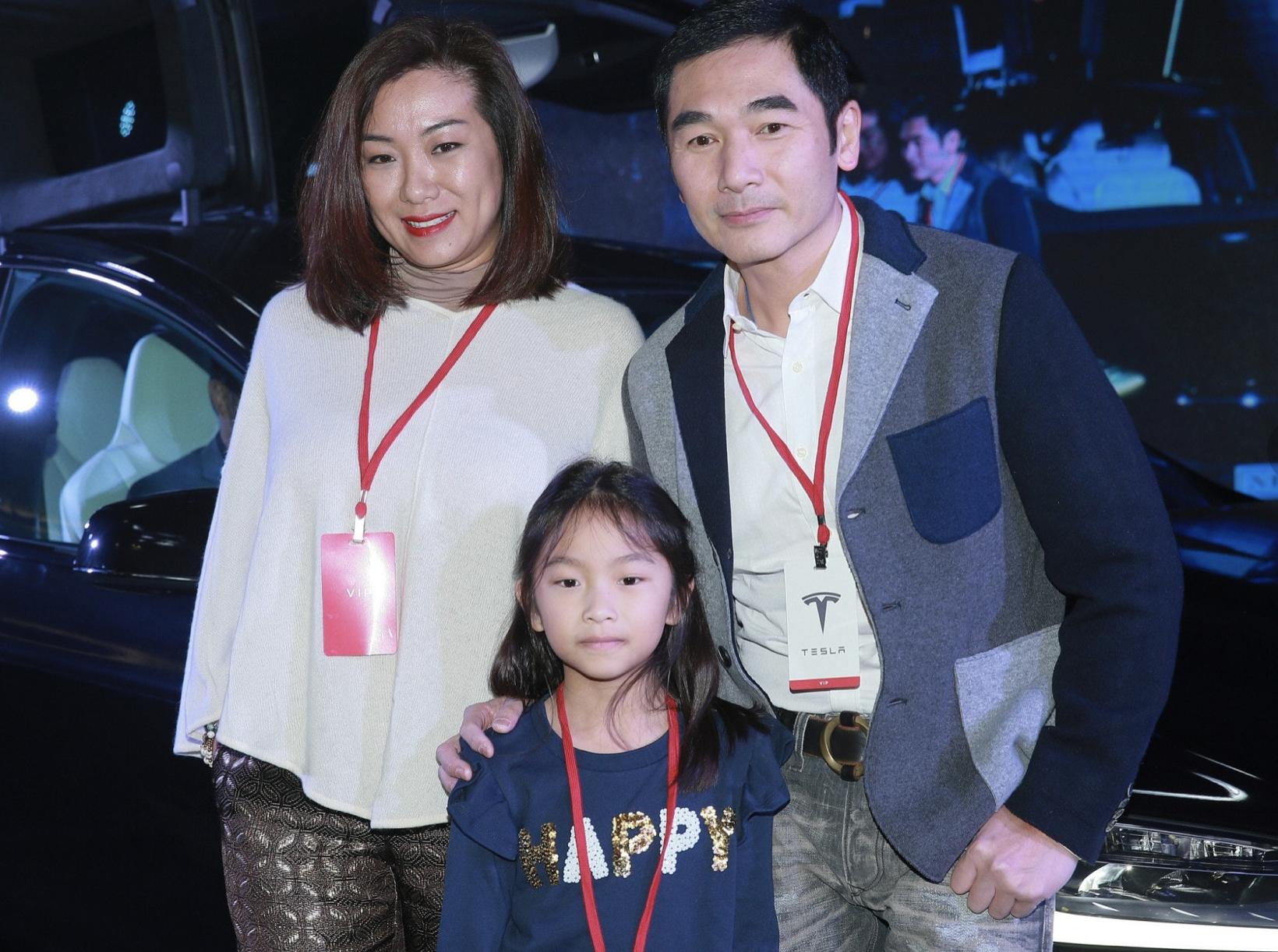 51-year-old Mo Kexin serves as the mentor of the Hong Kong sister. She ...