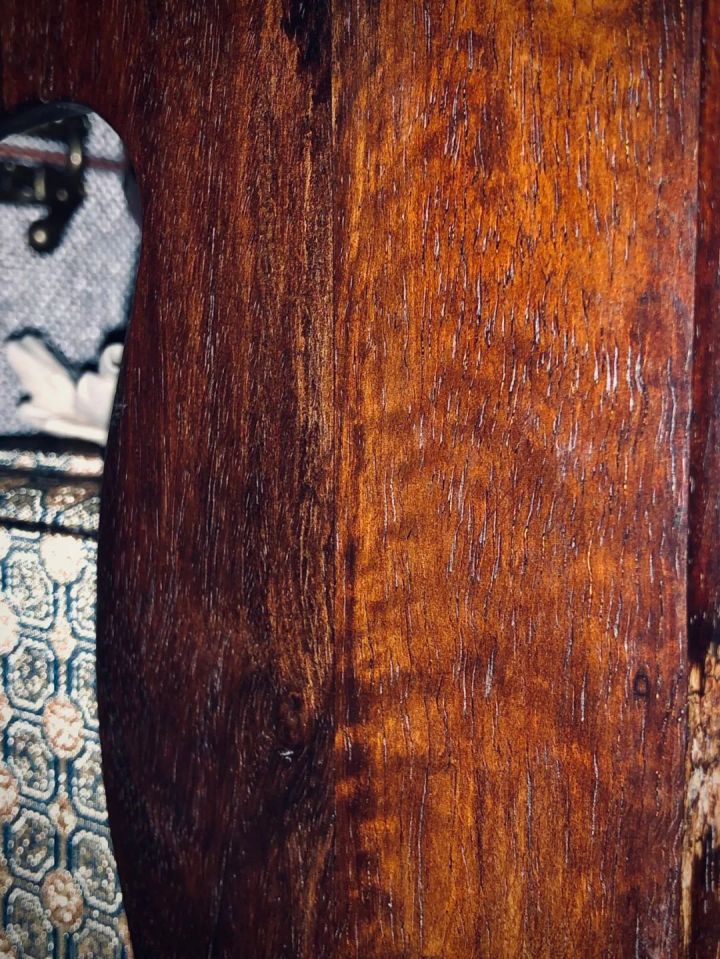 Light and shadow notes of red sandalwood texture - iNEWS
