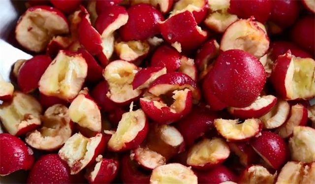 Homemade hawthorn cakes and hawthorn rolls are hand-made, simple and ...