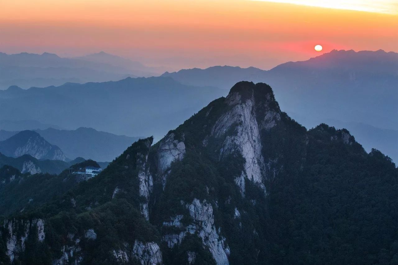 Baiyun Mountain in Guangzhou and Baiyun Mountain in Luoyang, one in the north and the other in ...