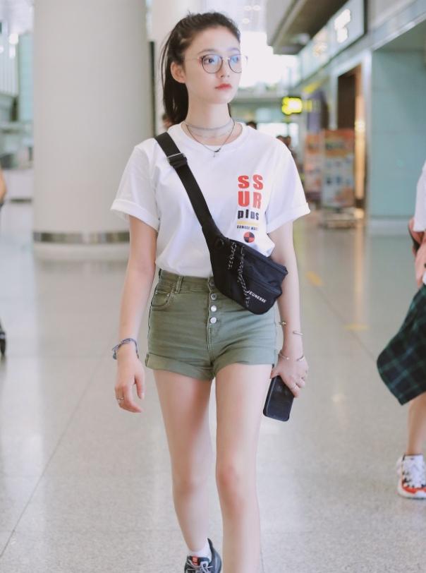 Lin Yun is really wayward in dressing. The upper body is in school and ...