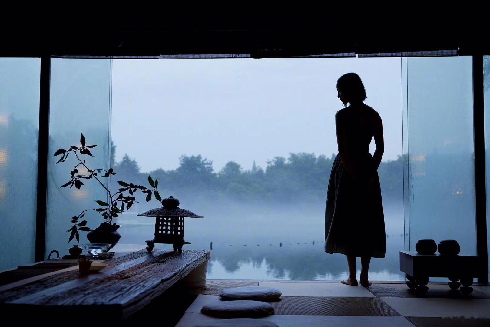 A blockbuster portrait of the goddess Zhang Juning, with a proud figure ...