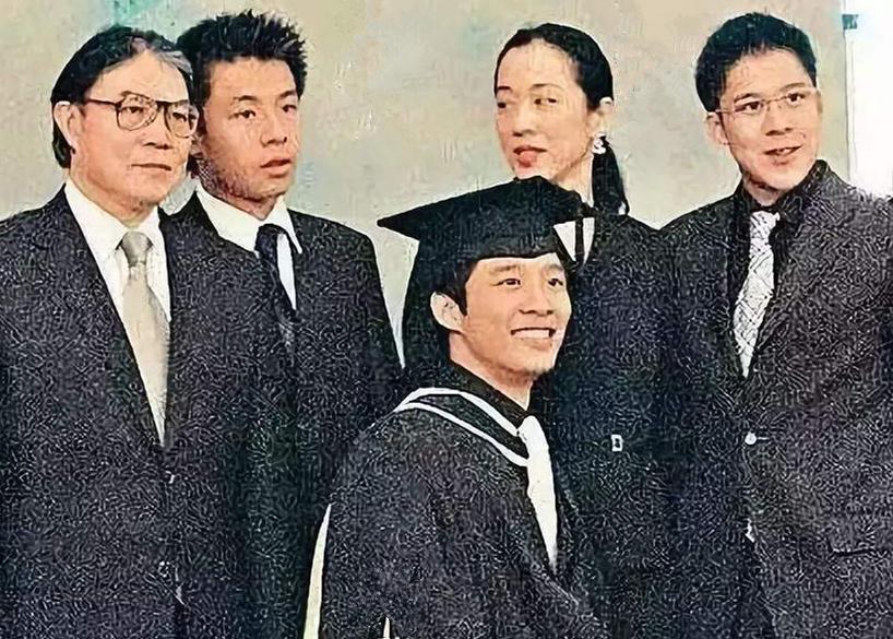 The three brothers of Huo Qigang are rarely in the same frame!Two ...