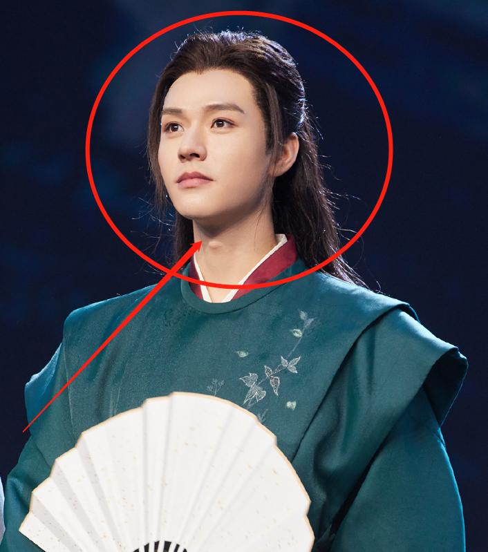 The hot search on Gong Jun's graduation photo from university, the ...