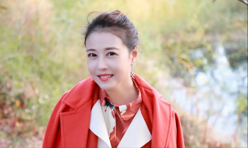 46-year-old Xiang Hailan and 53-year-old Zhou Haimei, with thin legs into bamboo poles, netizens ...