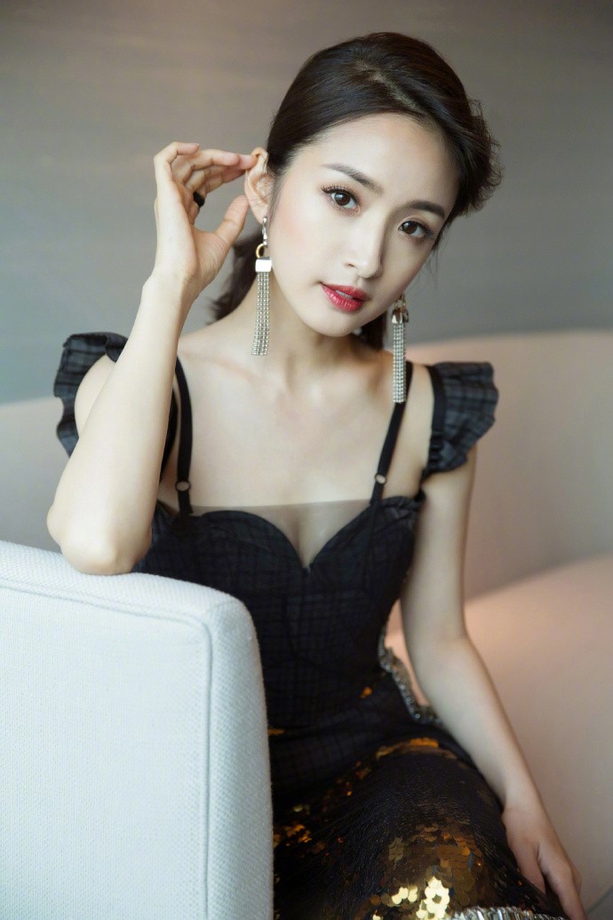 Lin Yichen, from 102 catties to 80 catties, loses her charming chopstick legs, frankly: 3 points ...