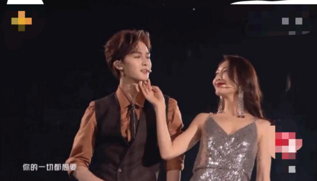 Wang Ou and the 14-year-old actor dance close to each other, and the ...