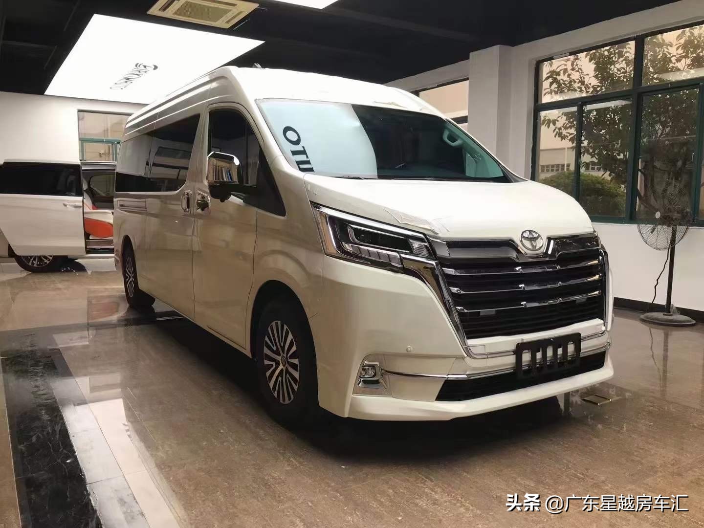 The 5.9-meter domineering body, 9-seat blue brand, imported Toyota ...