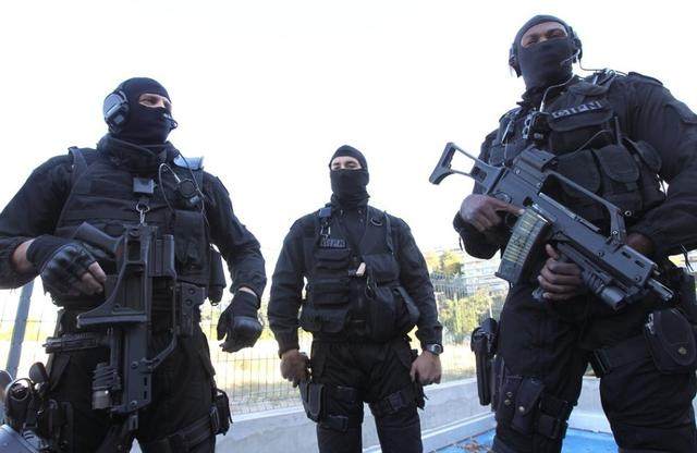 French special police force main battle weapon with German G36C assault ...