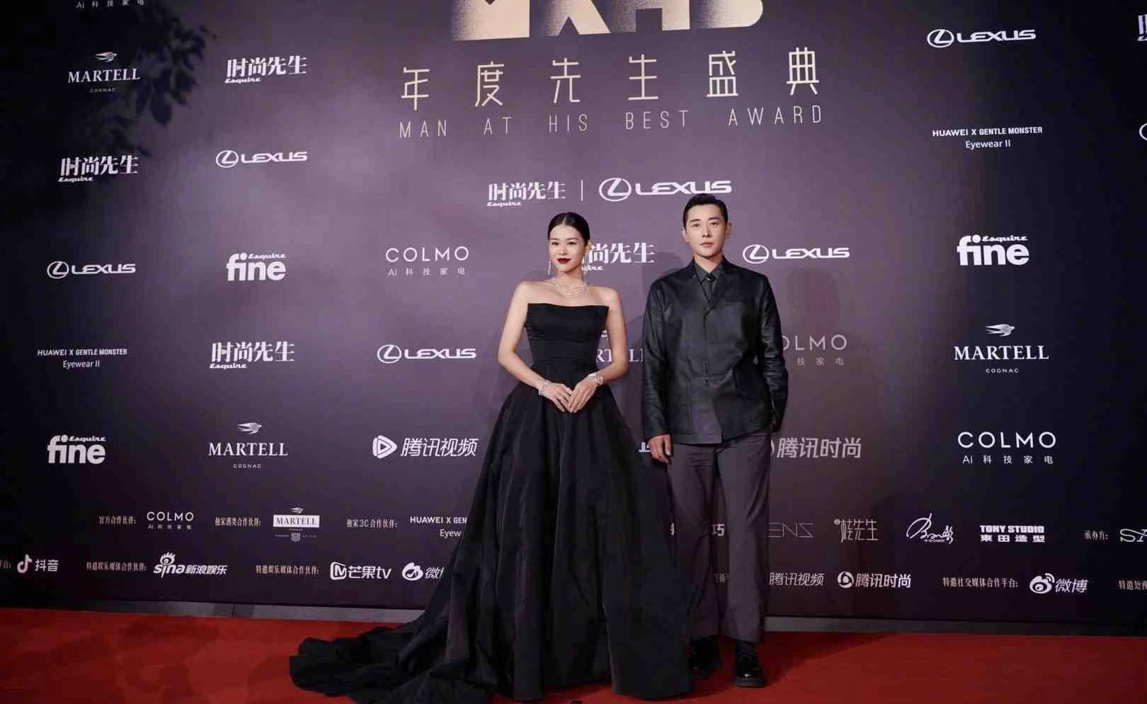 Huang Shengyi loses ribs and breasts! The dress slid down and almost ...