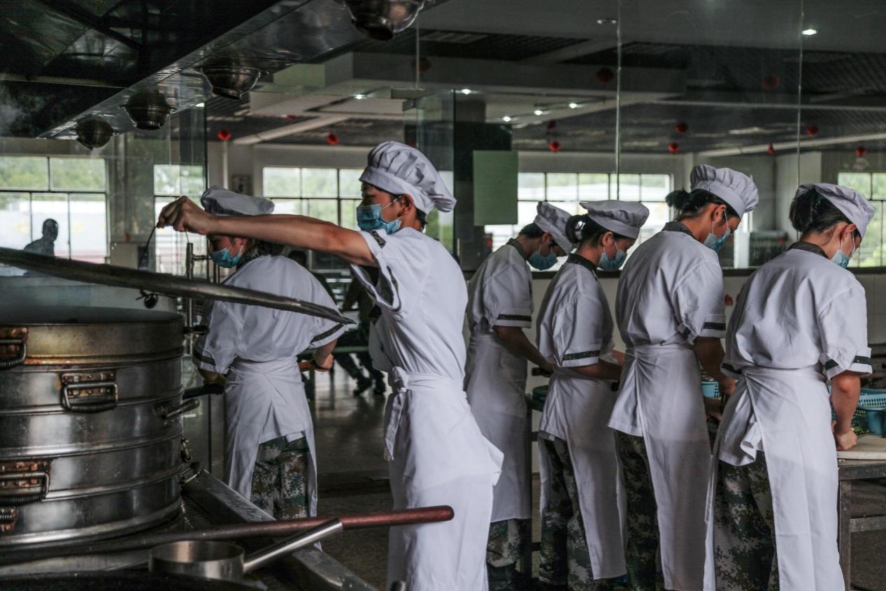 The youthful splendor of the female cooking soldier - iNEWS