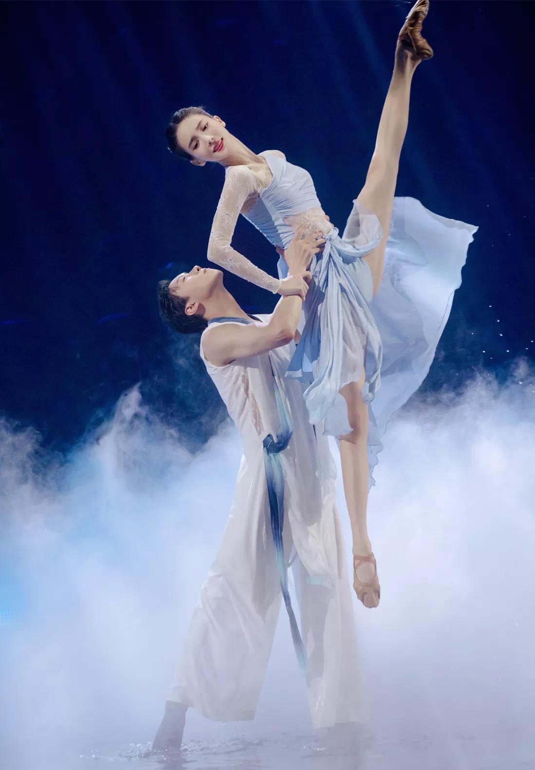 It can be called the ceiling of the fine legs of the entertainment ...