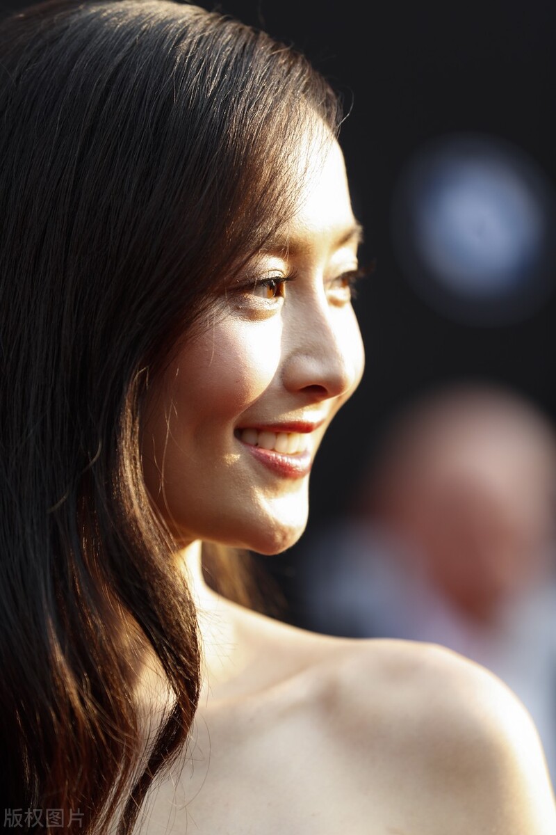 Chen Fala wears a red dress, elegant and free - iNEWS