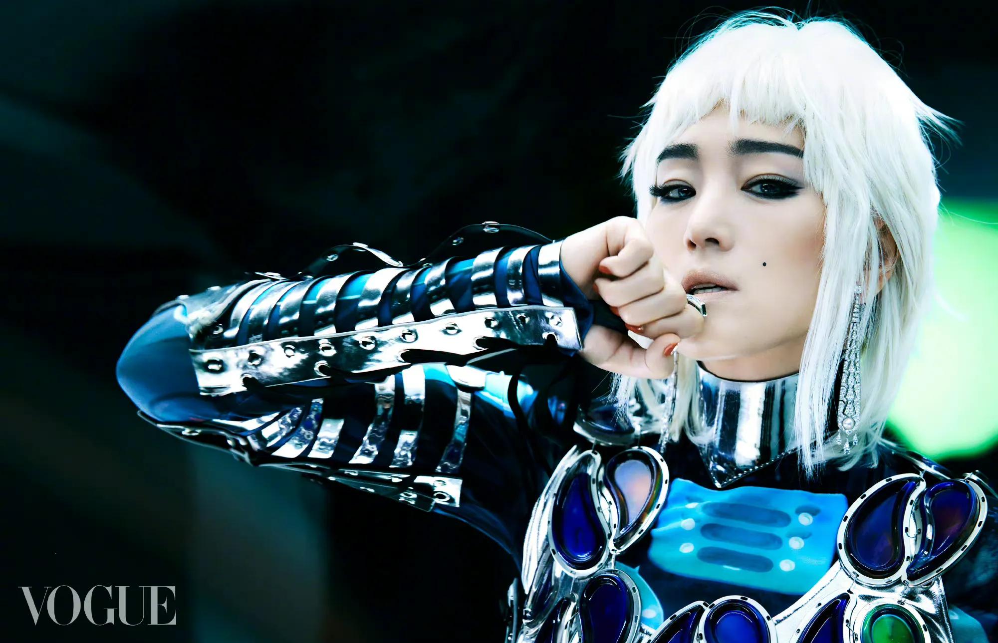 Gong Li debuted on the cover of Vogue, with silver hair and black ...