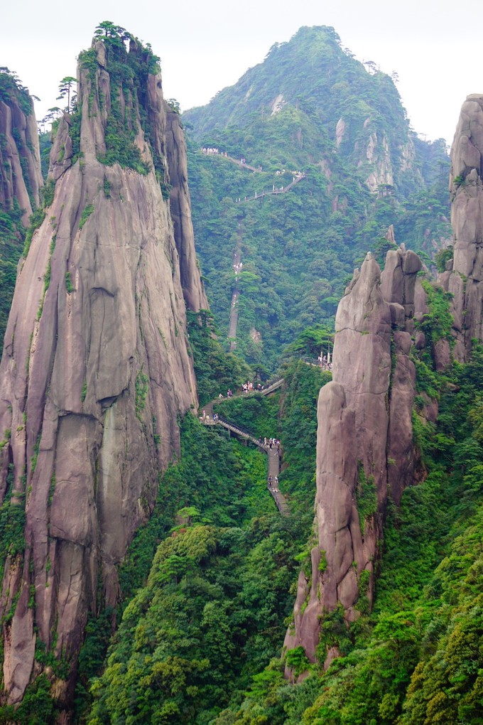 The Python Peak of Sanqing Mountain is an endangered scenic spot, what ...
