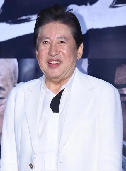 Actor Ha Jung-woo's father, Kim Yong-geon, is 76 years old and likes to ...
