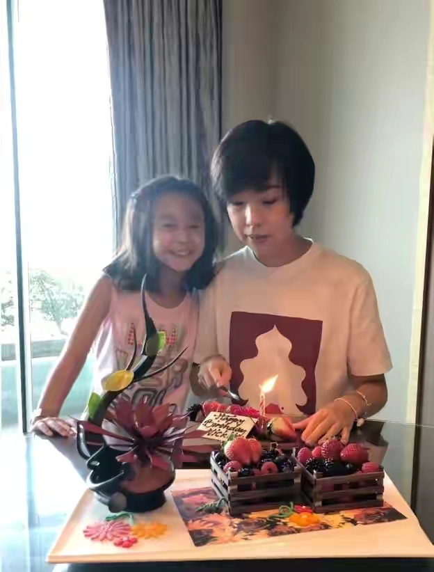 Is Zhang Yining happy to marry Xu Wei?Just look at today's birthday ...