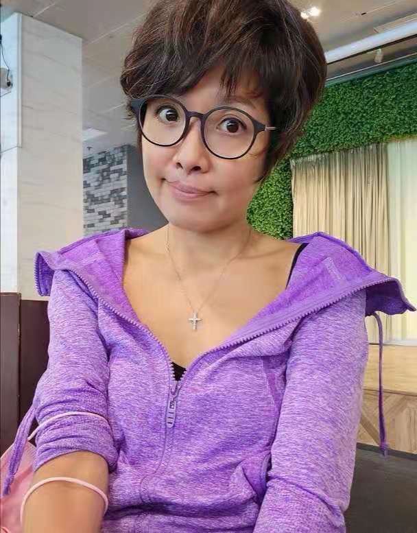 An old opera who is over half a century old and has facial paralysis ...