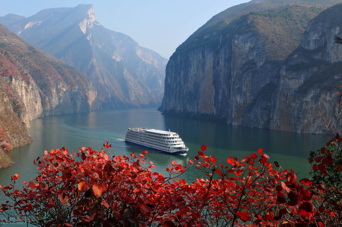 Tour Qutang Gorge, watch cliff inscriptions - iNEWS