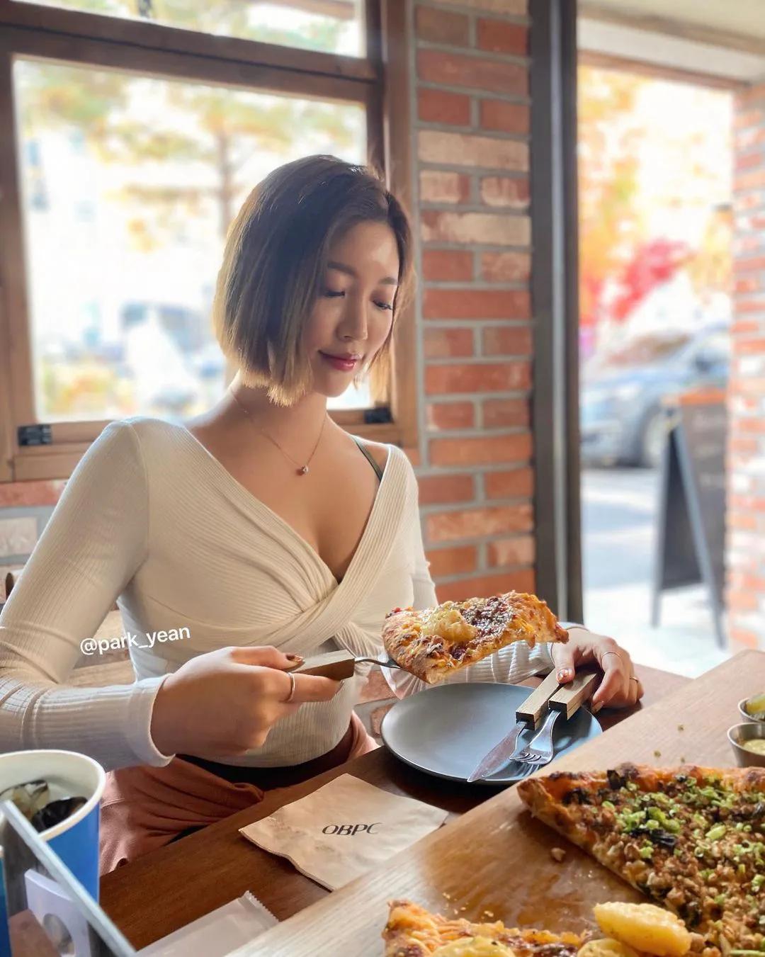 Korean fitness model park_yean, with waves in the eyes of Maimai, blooming in blooming flowers ...