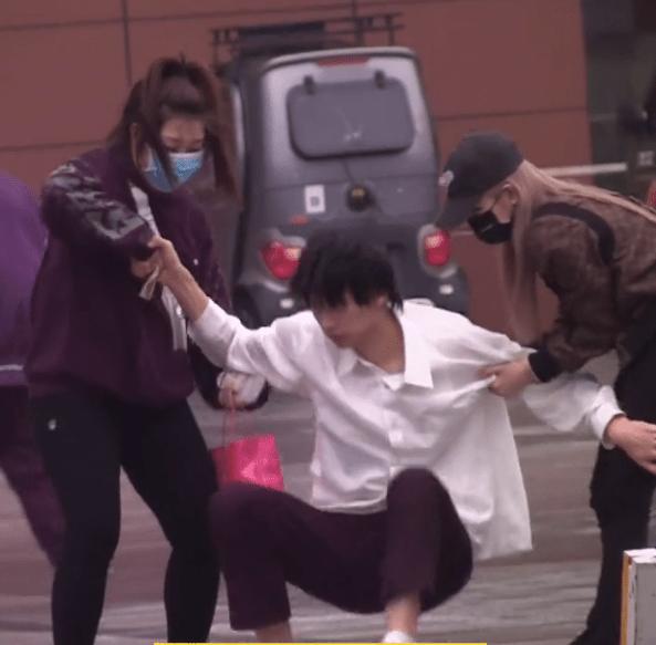 Love quickly?Zhou Yangqing and 6-year-old Chen Ruifeng joined hands to ...