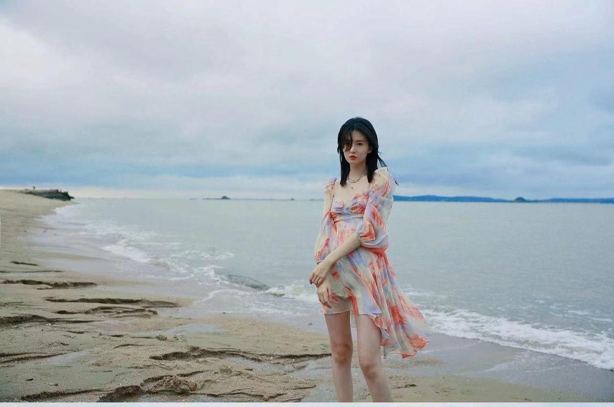 Qiao Xin appeared on the beach to take a cool blockbuster, wearing a ...
