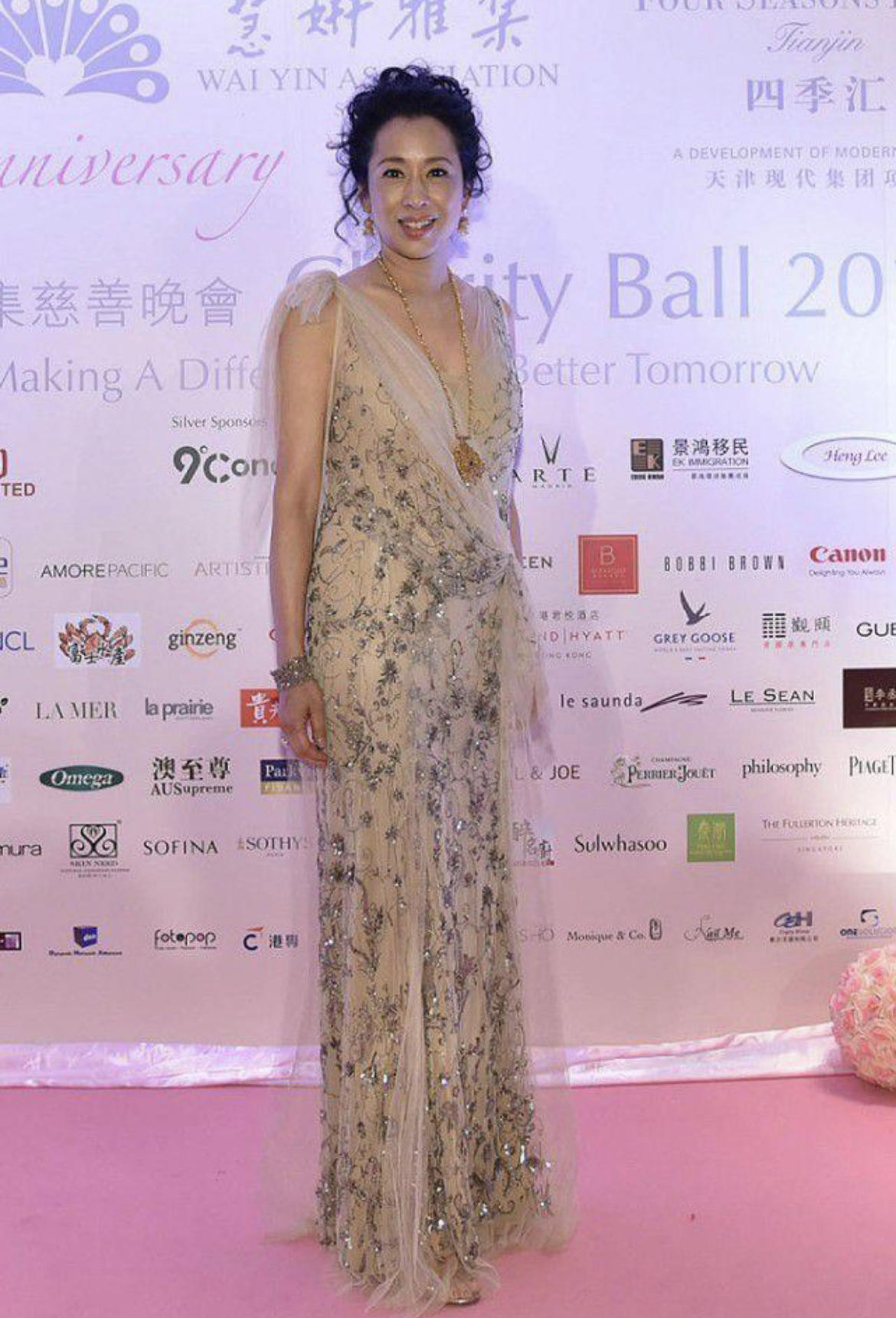 Although Chu Lingling is at the age of her aunt, she still has a ...