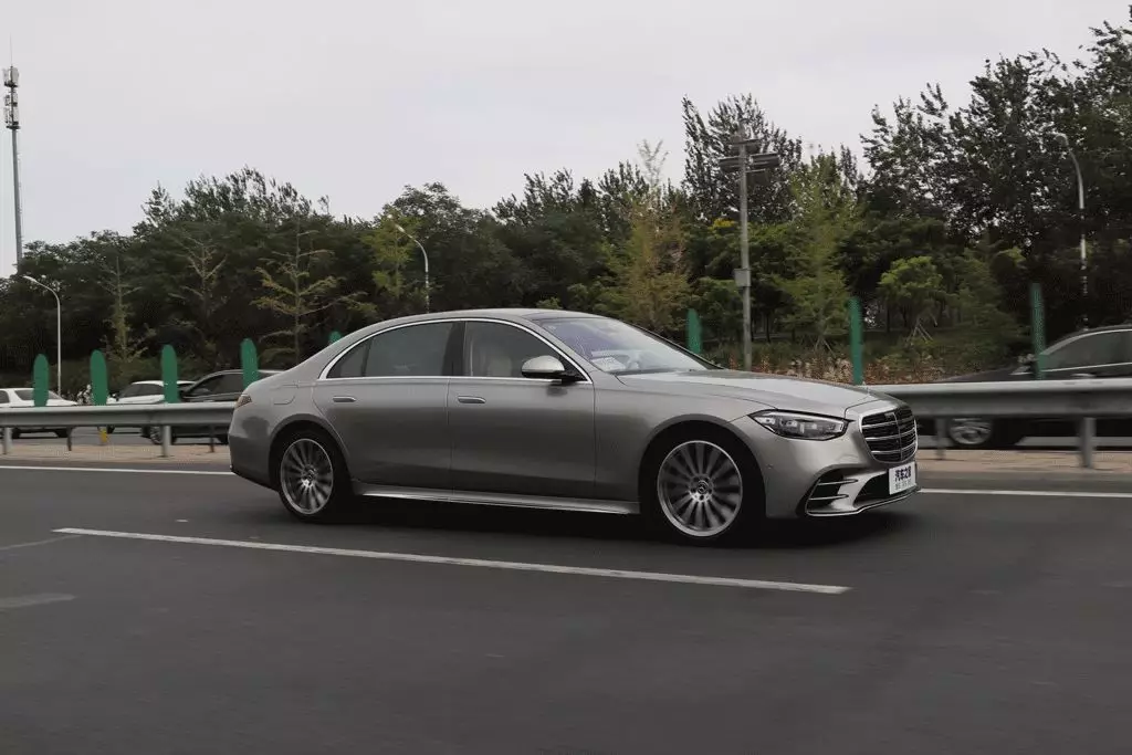 Mercedes-Benz S-Class: 435 horsepower + four-wheel steering, 5 meters ...