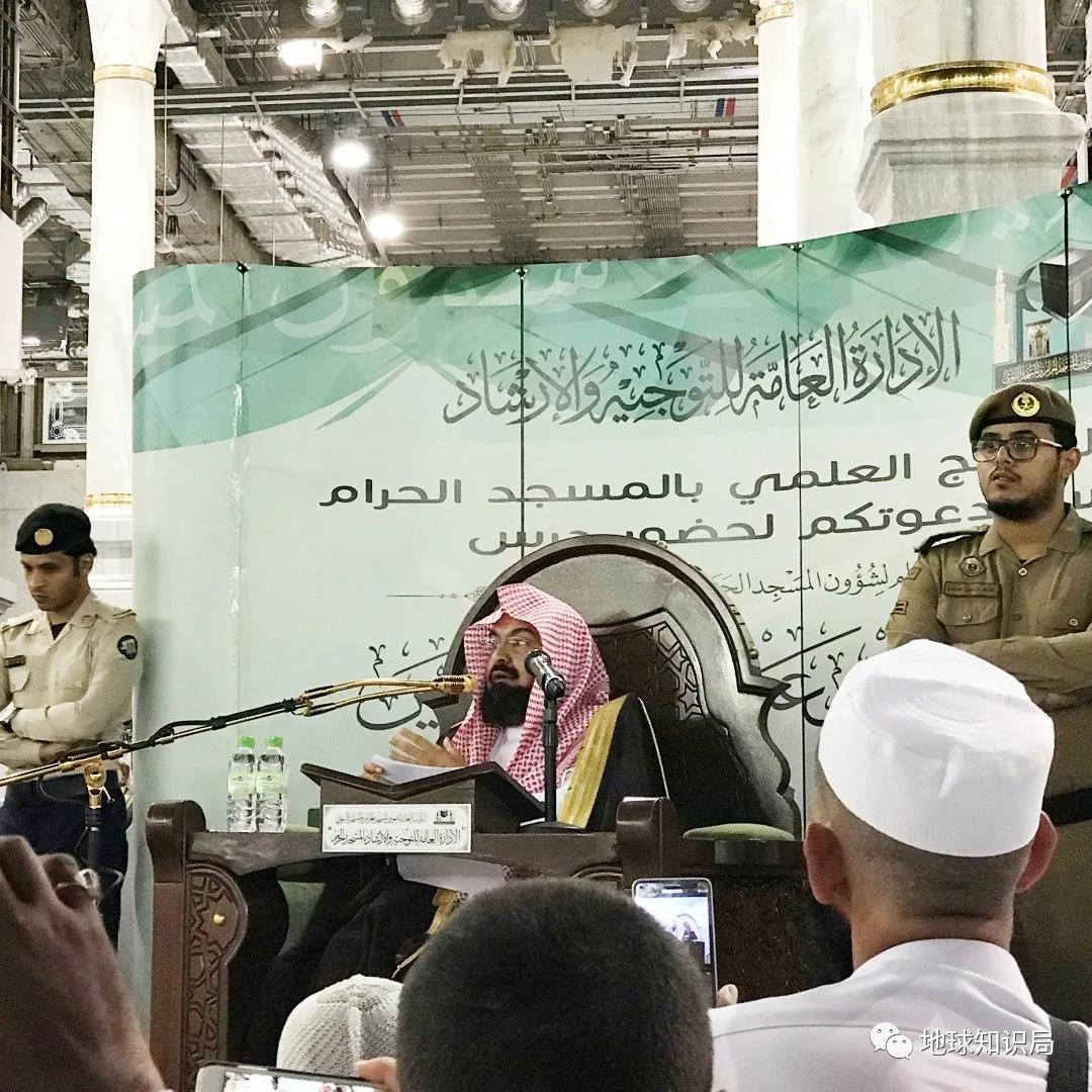 Saudi religious police, covering the sky with only one hand - iNEWS