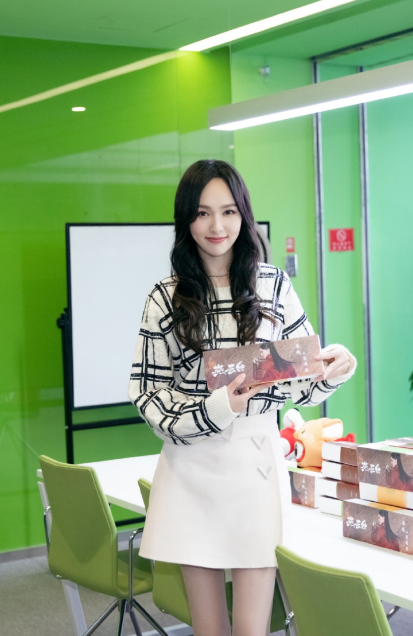 Tang Yan easily manages various styles, sweet and cool, and Luo Jin is ...