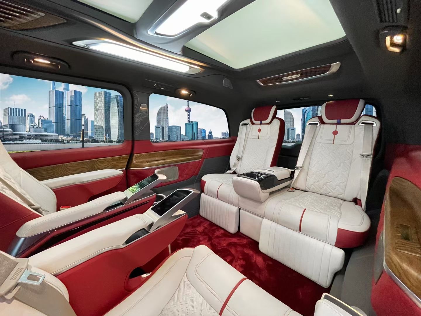The Mercedes-Benz V260L is still red with a slightly dignified atmosphere. Have you been ...