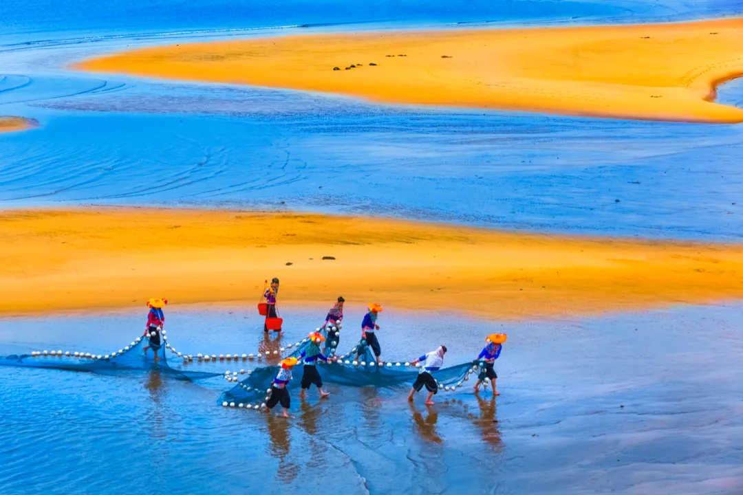 The meaning of Huinv's dress is not only a symbol of belonging, it also ...