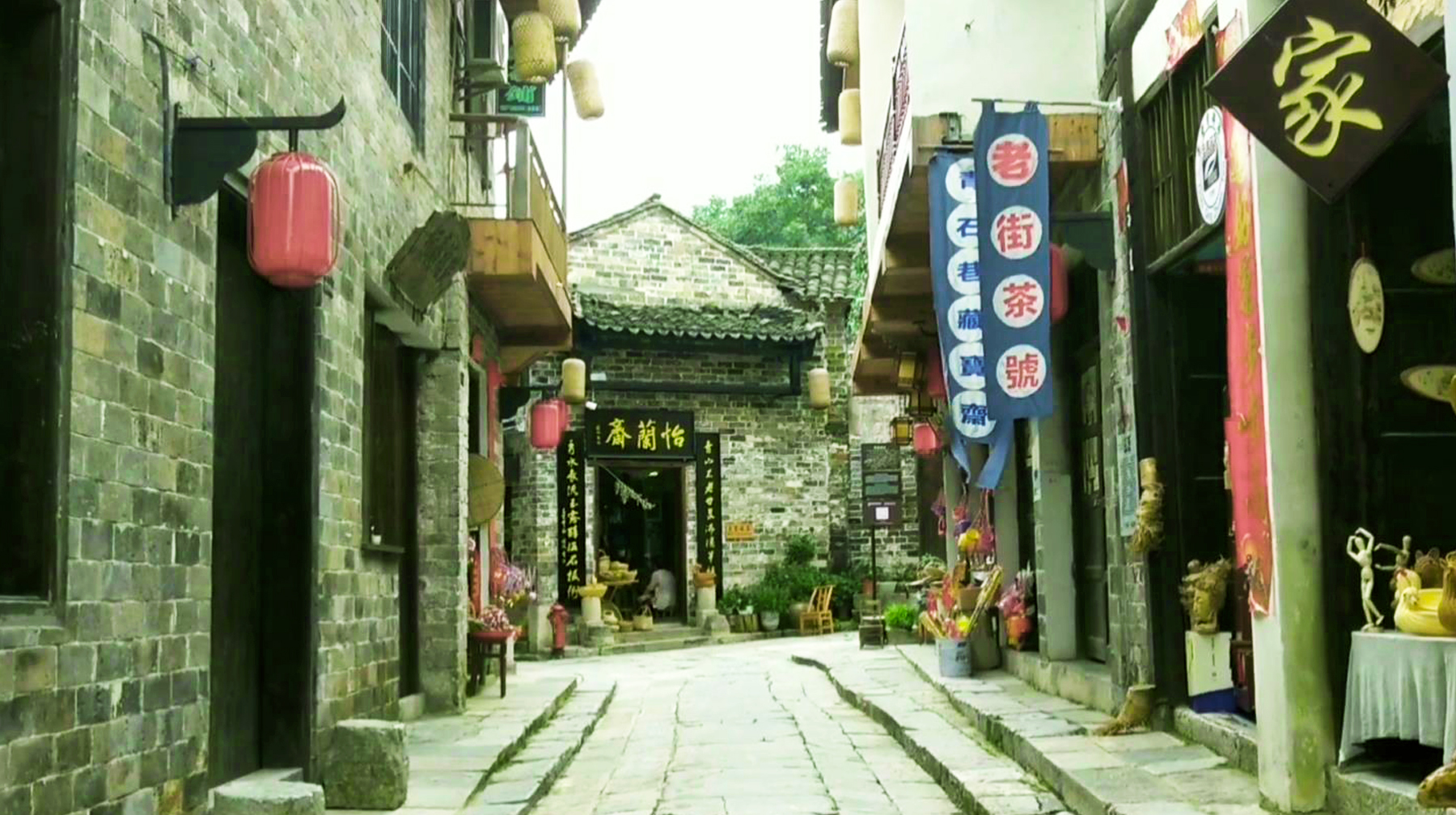 Check in the ancient stone slab street of Yanglou Cave in Chibi, Hubei ...