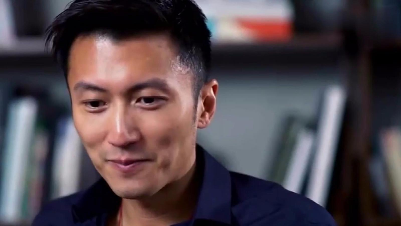 The way Nicholas Tse plays with the butterfly comb backstage is really ...