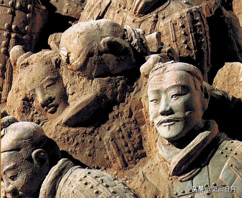 A set of photos shows the original wonderful colors of the terracotta ...