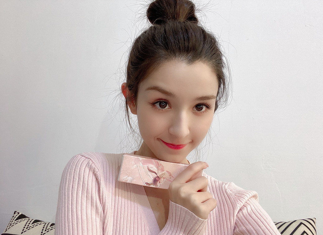 Hanikzi's standard Xinjiang beauty, short sweater with high ponytail ...