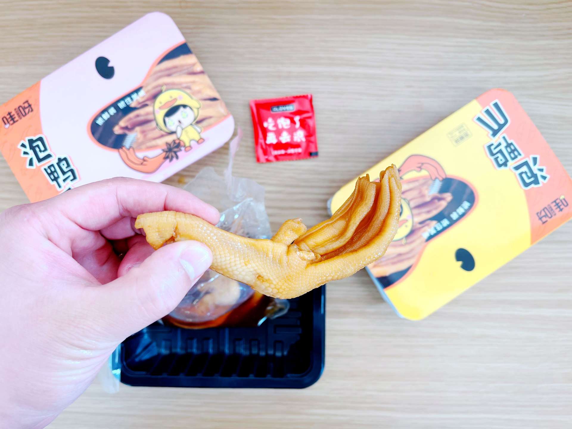 Wow soaking duck feet, casual snacks, happiness from chewing - iNEWS