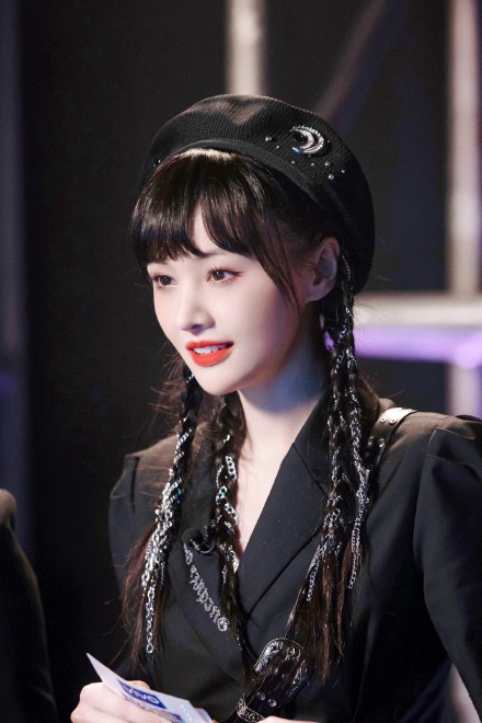 Zheng Shuang's beret styling: the whole body in black in winter can ...