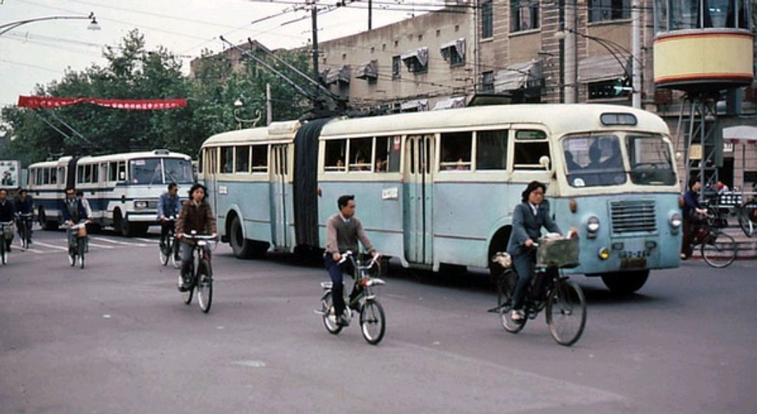Old photos of Shanghai, urban scenes and street scenes in the 1980s. Do ...