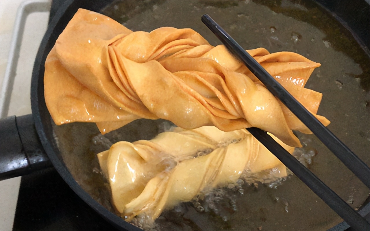 Try this with flour, fried fruit, golden and crispy, simple, can be ...