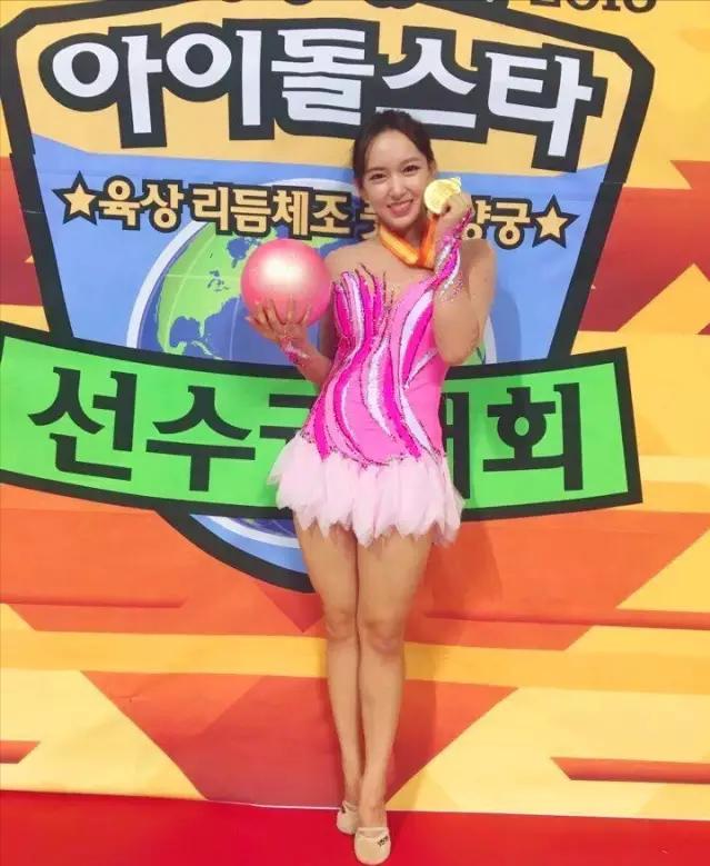 Used to be Wang Bo's dancer, and later partner Meng Meiqi debuted ...