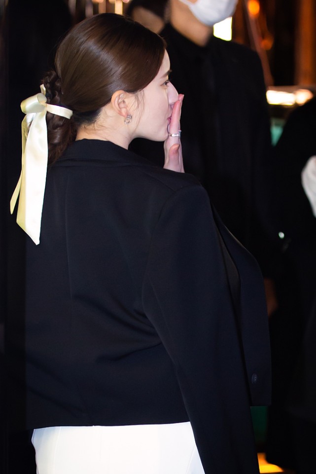 Zhao Lusi has superb temperament, wearing a white dress and black suit ...